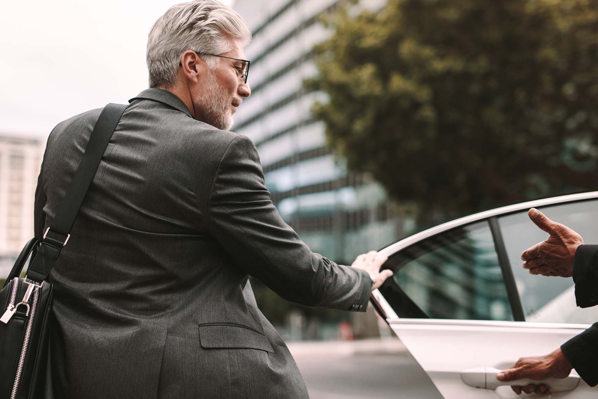 Taxi Hire Services In Co. Tipperary, Ireland | Arra Travel